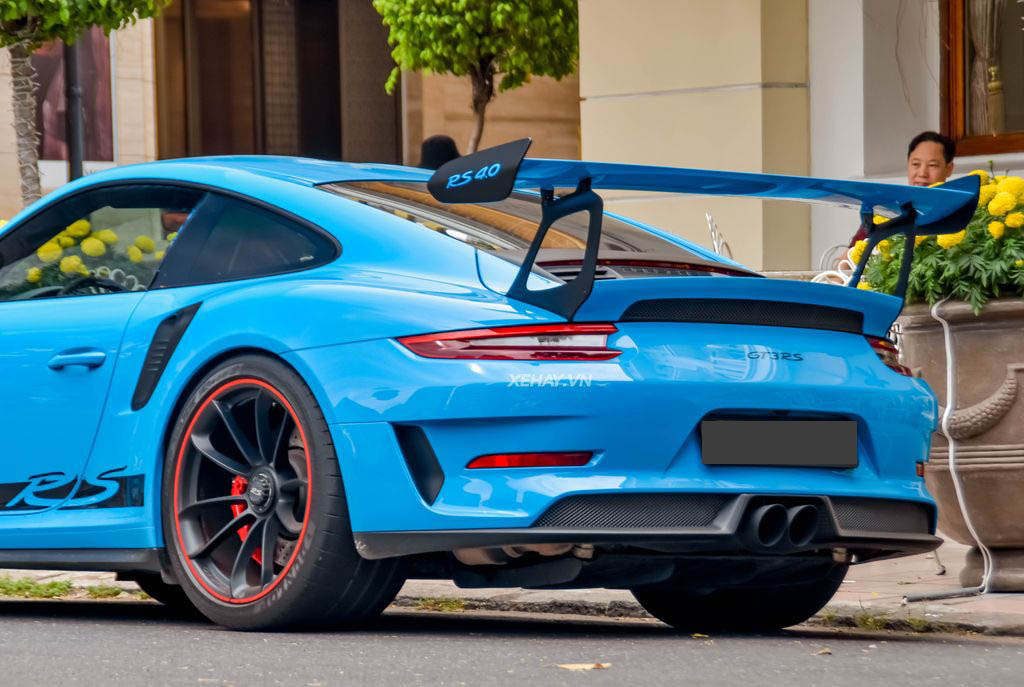 Bắt gặp Porsche 911 GT3 RS Miami Blue dưới nắng xuân Sài Gòn